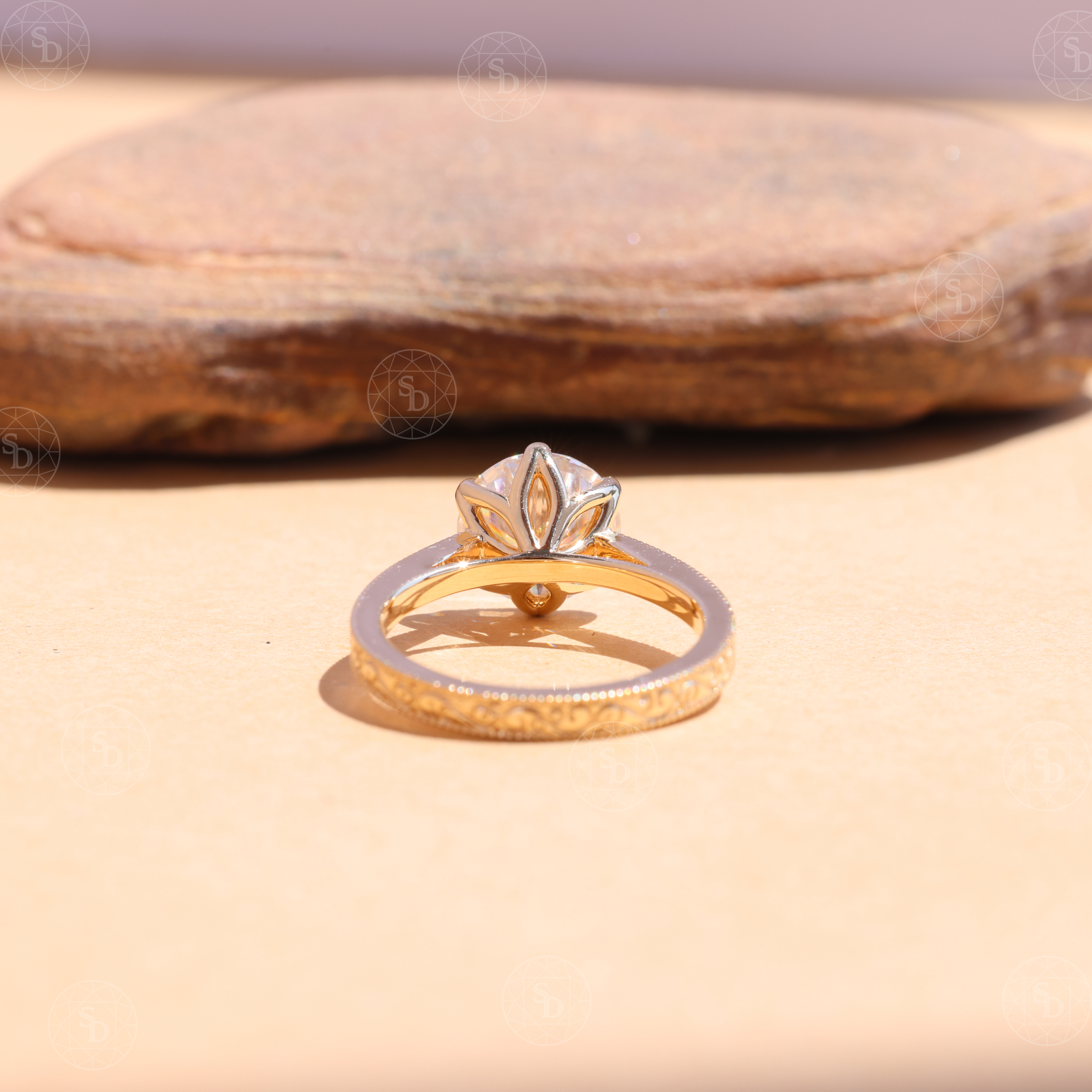 Vintage Round Cut Lab-Grown Diamond Engagement Ring: Solid Gold Art De ...